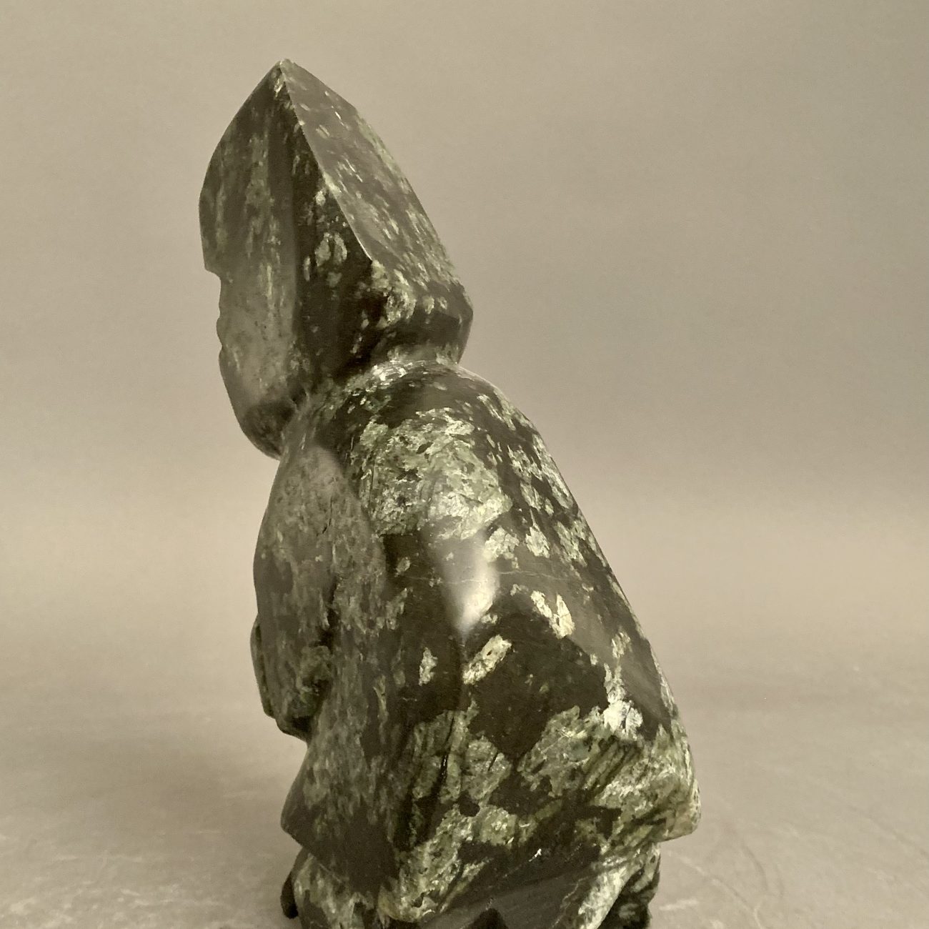 Inuk Building Igloo _ Simon Uttaq - Baffin Inuit Art